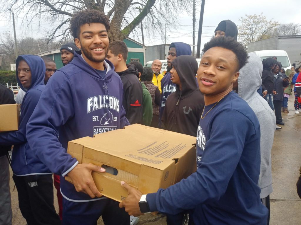 SAU Men's Basketball Assists Helping Hand Mission with Thanksgiving ...