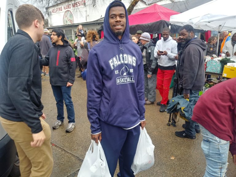 SAU Men's Basketball Assists Helping Hand Mission with Thanksgiving ...